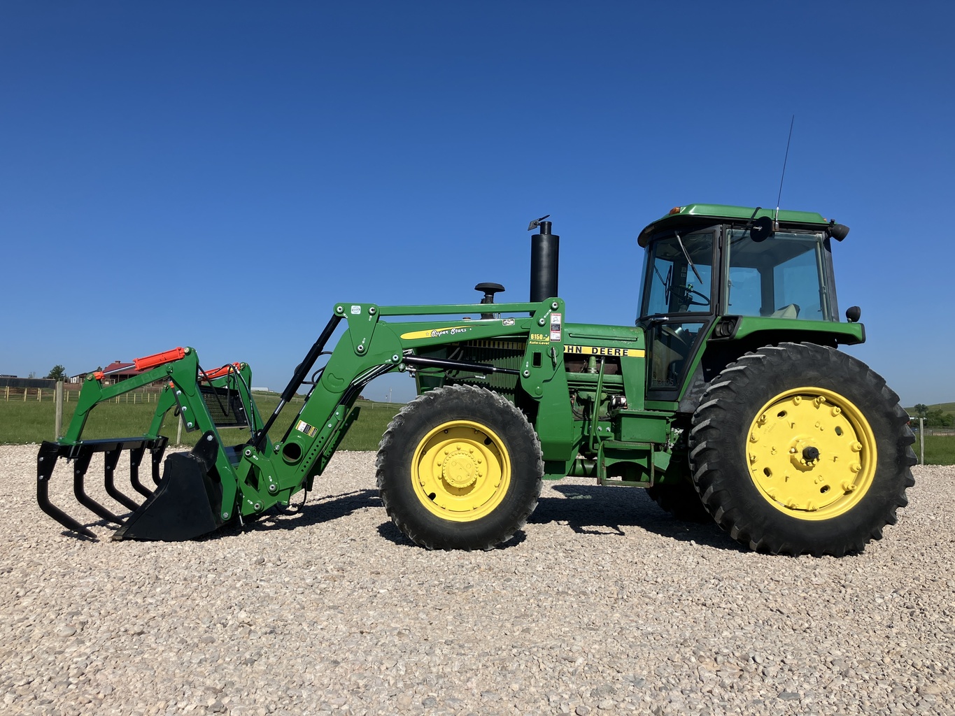 Lot 3905 - '83 JD 4050 MFWD PS w/NEW SS 6150 Loader. Onsite-Belle ...