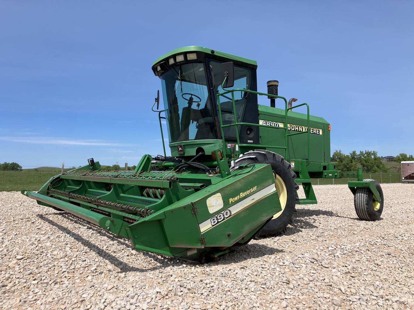 Lot 4452 - '01 JD 4890 WINDROWER w/JD 890 16' SICKLE HEAD. Onsite-Belle ...