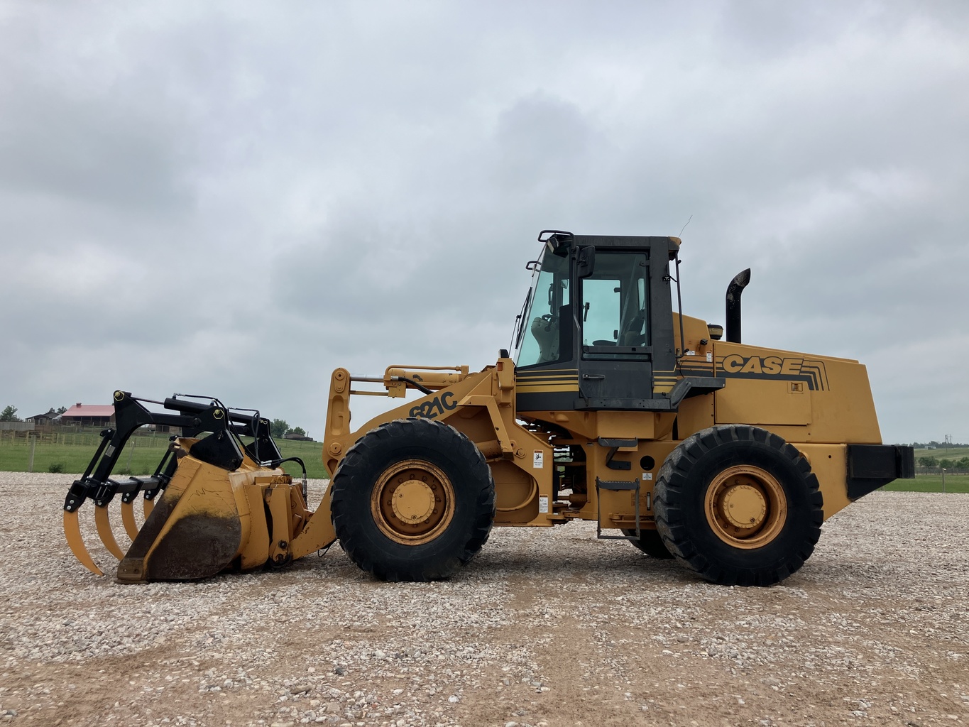Lot 4454 - '00 CASE 621C WHEEL LOADER w/GRAPPLE. Onsite-Belle Fourche ...