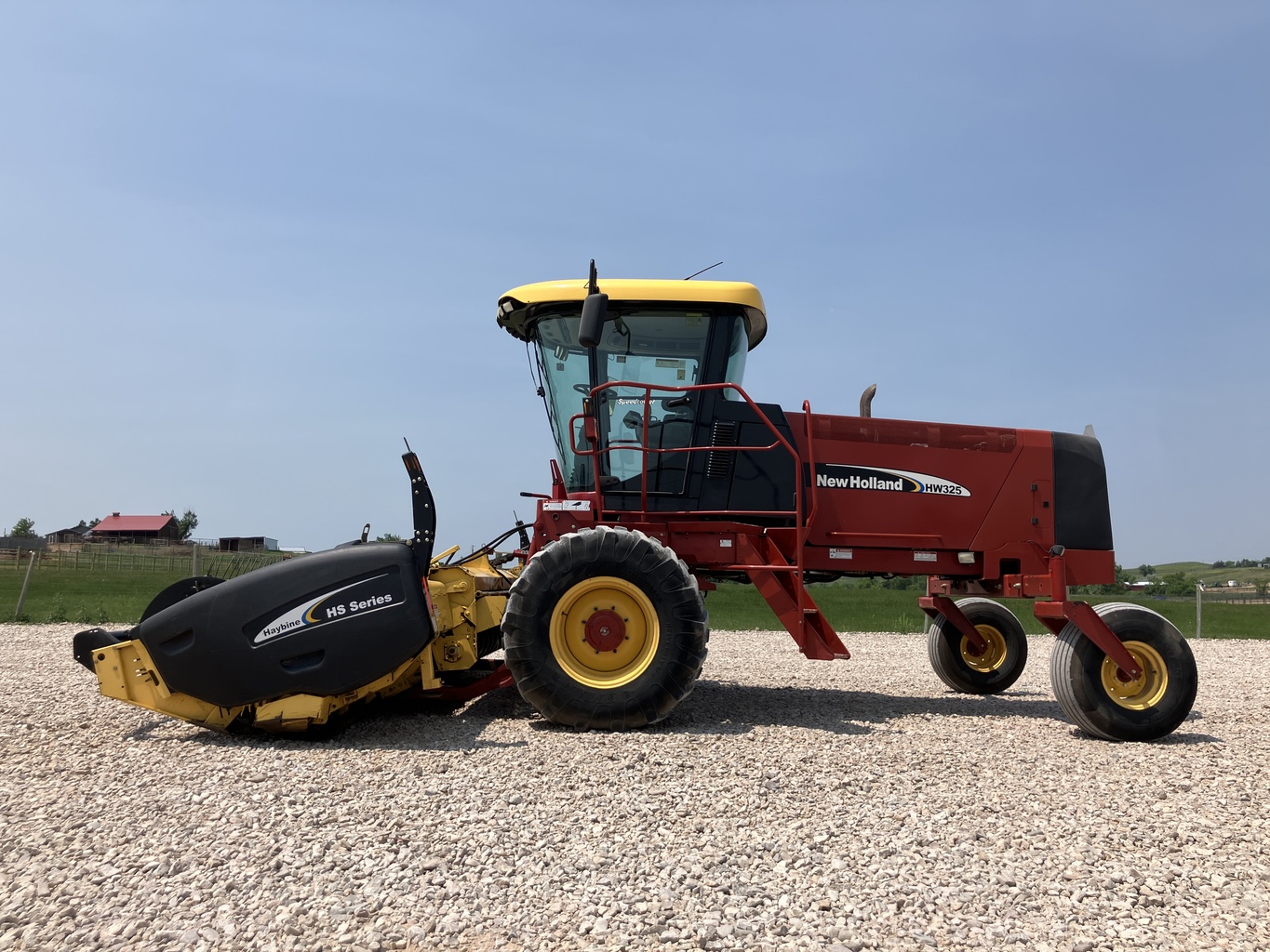 Lot 4476 - '07 NH HW325 WINDROWER w/16' HS SERIES SICKLE HEAD. Onsite ...