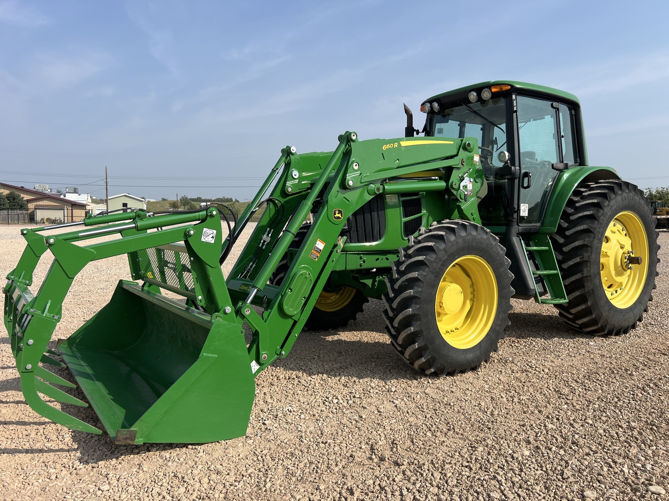 Lot 4737 - '09 JD 7230 PREMIUM MFWD PQ w/JD 660R SL LOADER. ONSITE ...