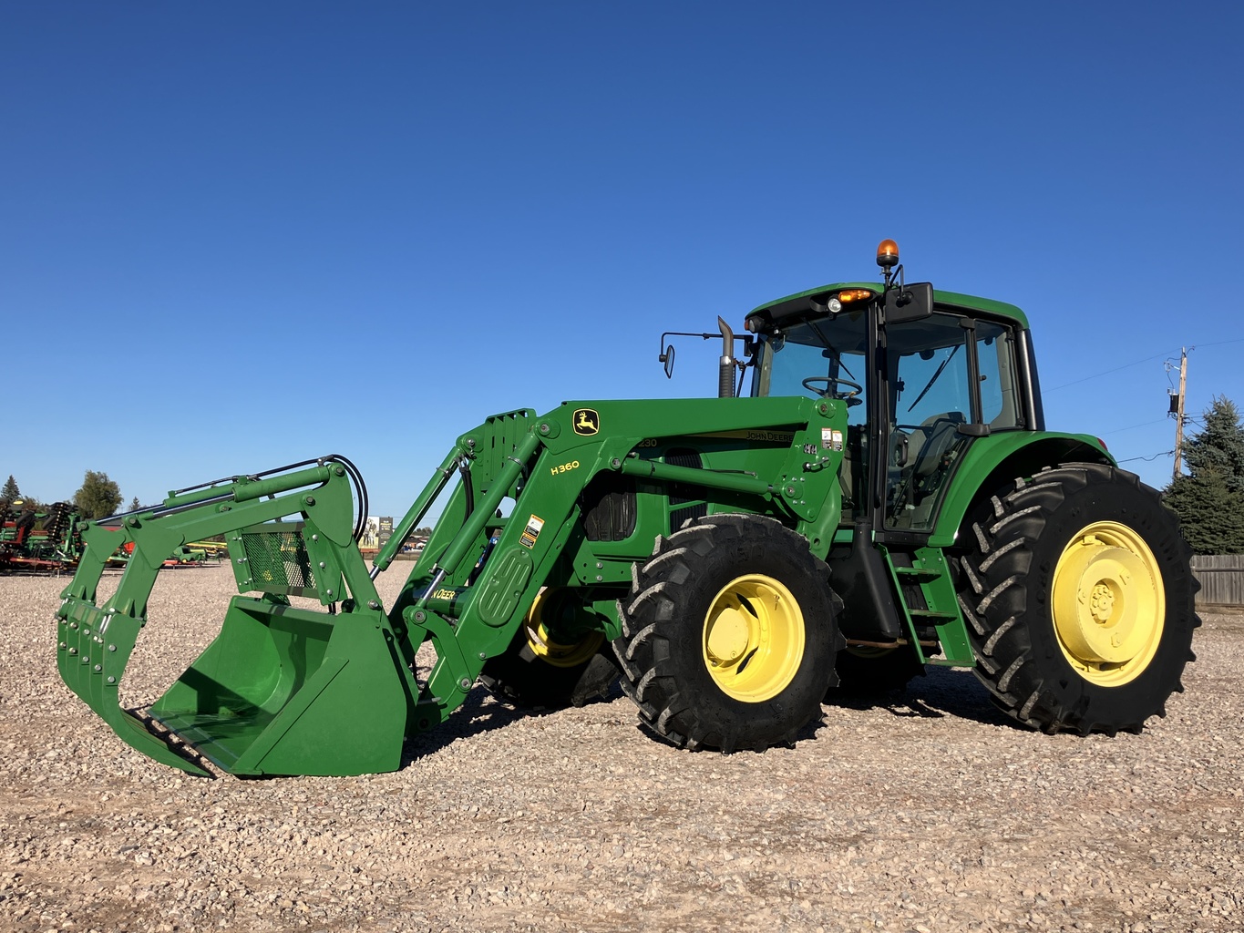Lot 5150 - '10 JD 7230 MFWD PQ w/JD H360 LOADER. LOW HRS! ONSITE-BELLE ...