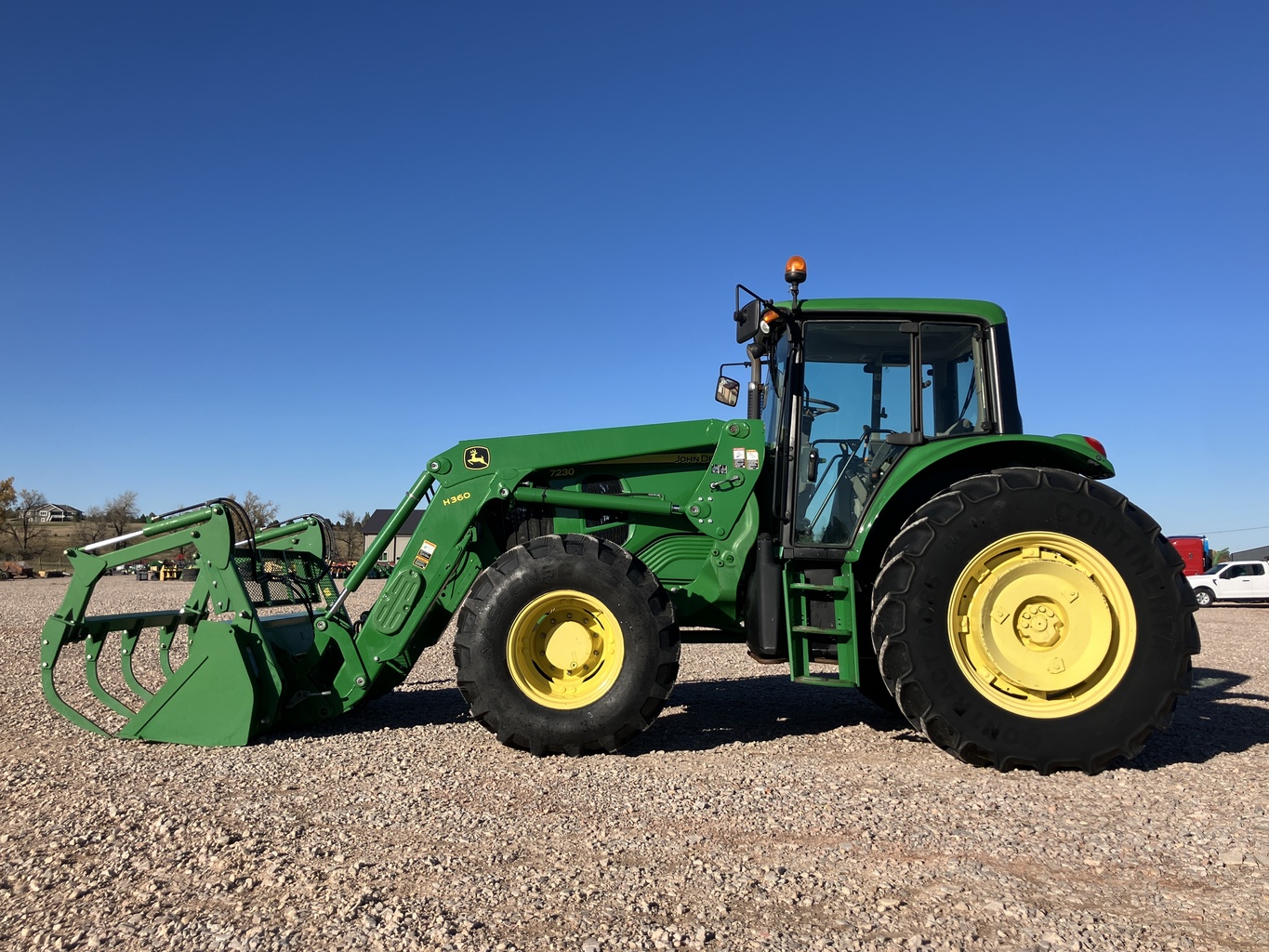 Lot 5150 - '10 JD 7230 MFWD PQ w/JD H360 LOADER. LOW HRS! ONSITE-BELLE ...