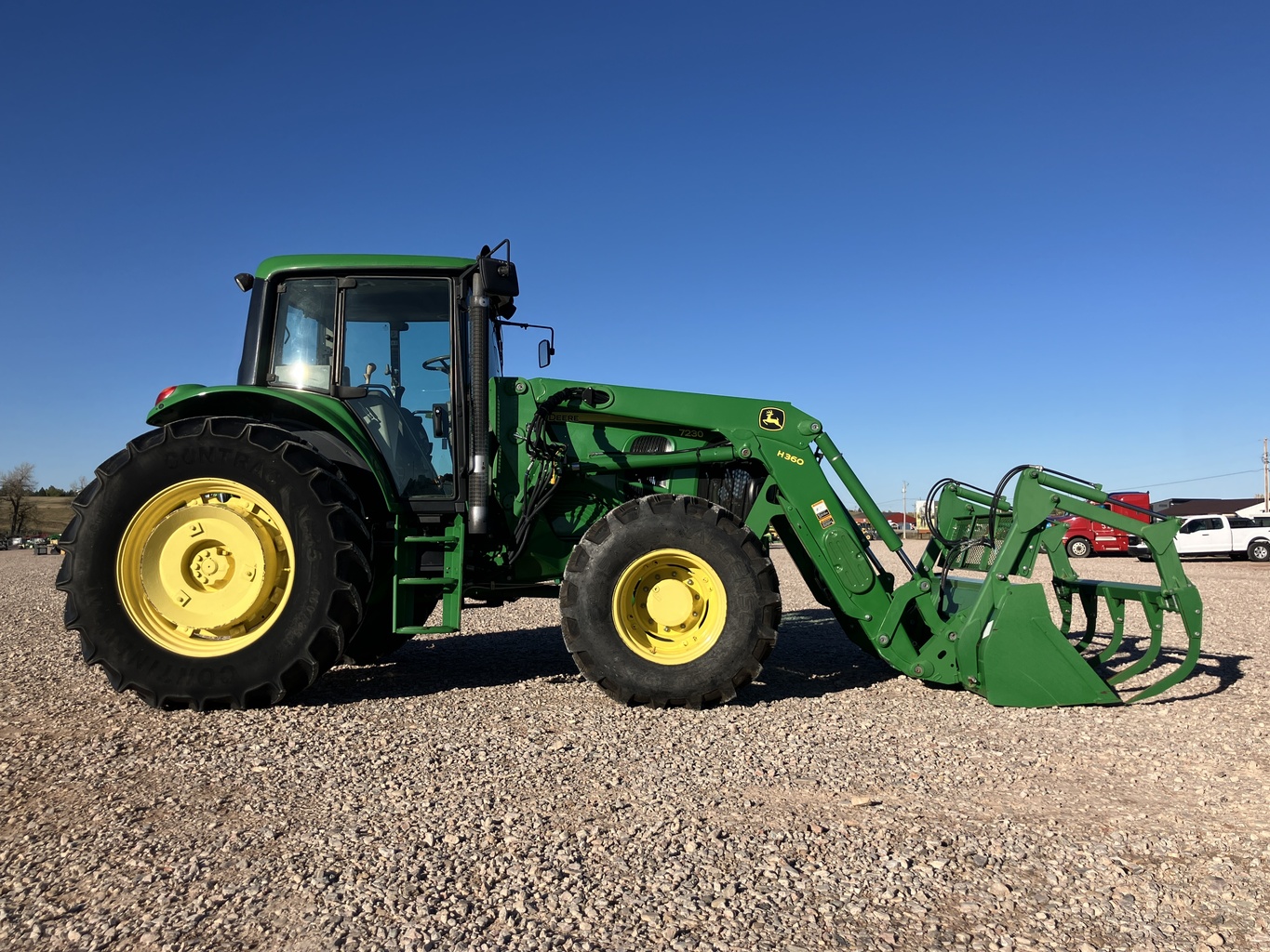 Lot 5150 - '10 JD 7230 MFWD PQ w/JD H360 LOADER. LOW HRS! ONSITE-BELLE ...