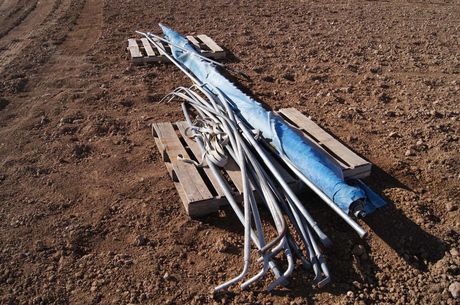 Lot 4005 - Manual Roll Tarp for Truck. Burlington, WY: American Ag ...